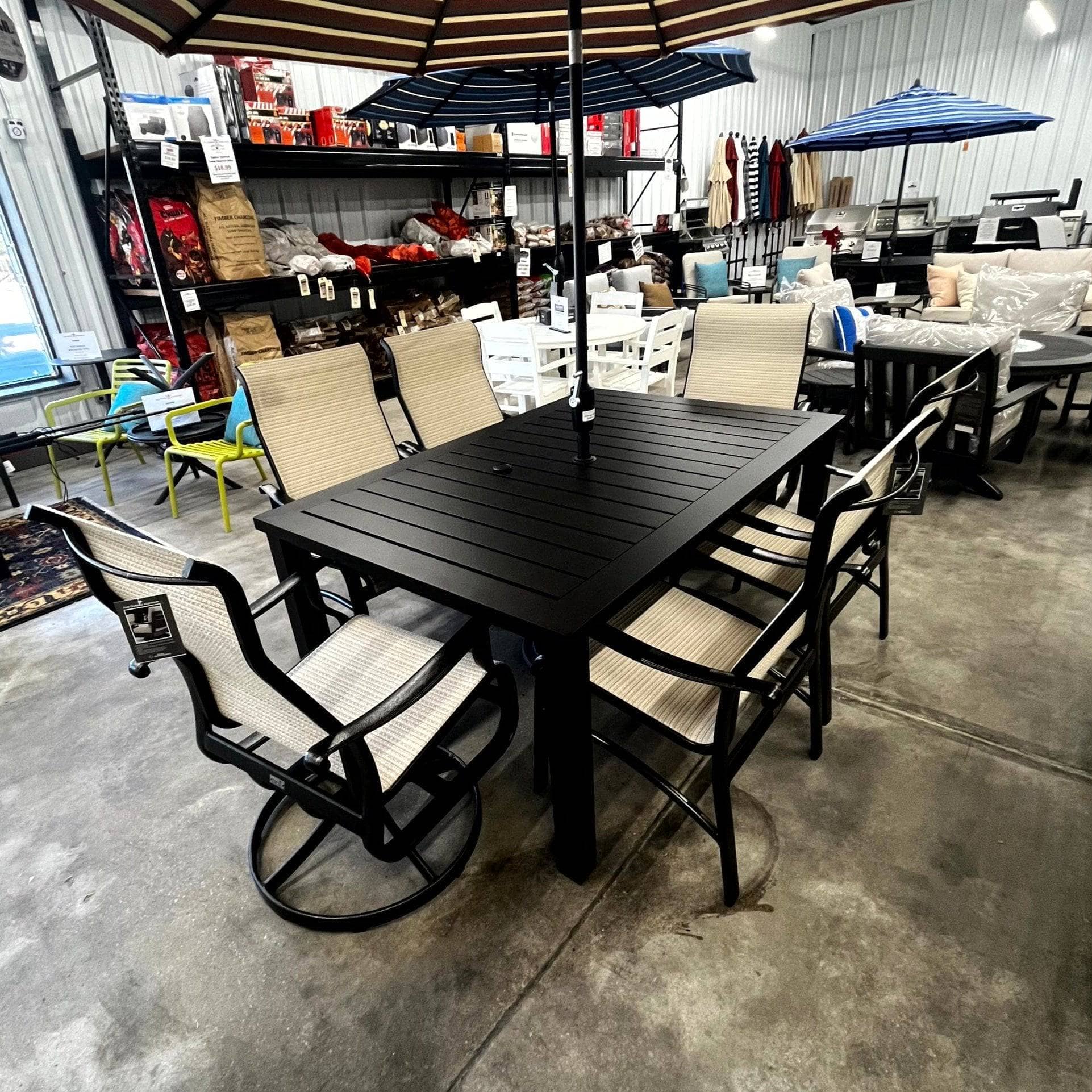 Local Special, Hanamint Sherwood Dining Table with Patio Ren Mandalay